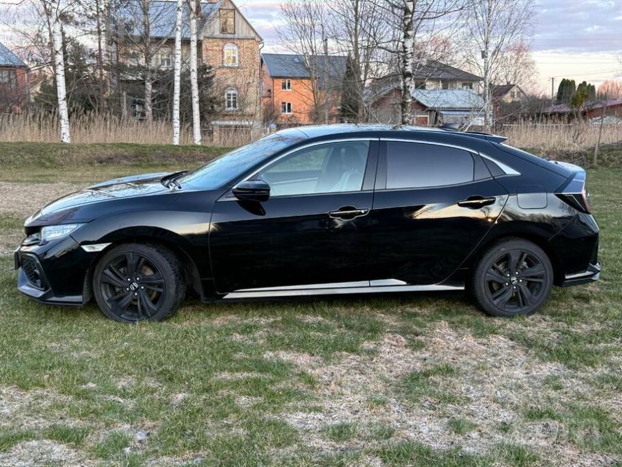 Black Honda Civic 2018 in Riga, with an engine capacity of 1.60 L and mileage of 223 thousand km for 12450 €, photo 9 on AUTOMOTO.COM.LV