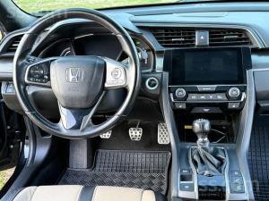 Black Honda Civic 2018 in Riga, with an engine capacity of 1.60 L and mileage of 223 thousand km for 12450 €, photo 17 on AUTOMOTO.COM.LV