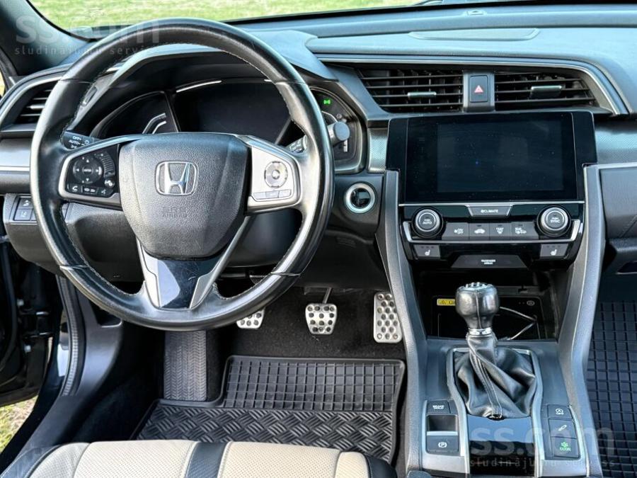 Black Honda Civic 2018 in Riga, with an engine capacity of 1.60 L and mileage of 223 thousand km for 12450 €, photo 17 on AUTOMOTO.COM.LV