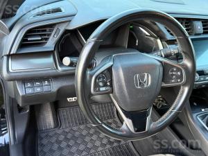 Black Honda Civic 2018 in Riga, with an engine capacity of 1.60 L and mileage of 223 thousand km for 12450 €, photo 21 on AUTOMOTO.COM.LV