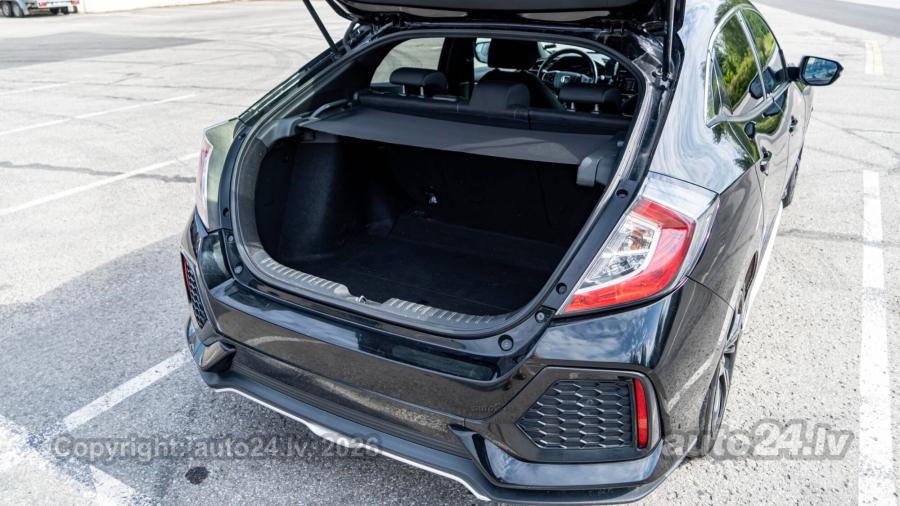 Black Honda Civic 2018 in Tallinn, with an engine capacity of 1.60 L and mileage of 208 thousand km for 13999 €, photo 8 on AUTOMOTO.COM.LV