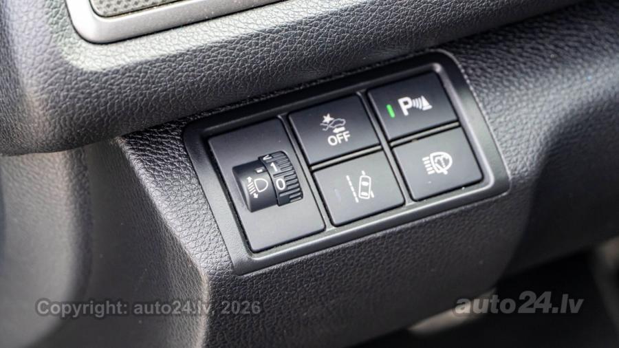 Black Honda Civic 2018 in Tallinn, with an engine capacity of 1.60 L and mileage of 208 thousand km for 13999 €, photo 15 on AUTOMOTO.COM.LV