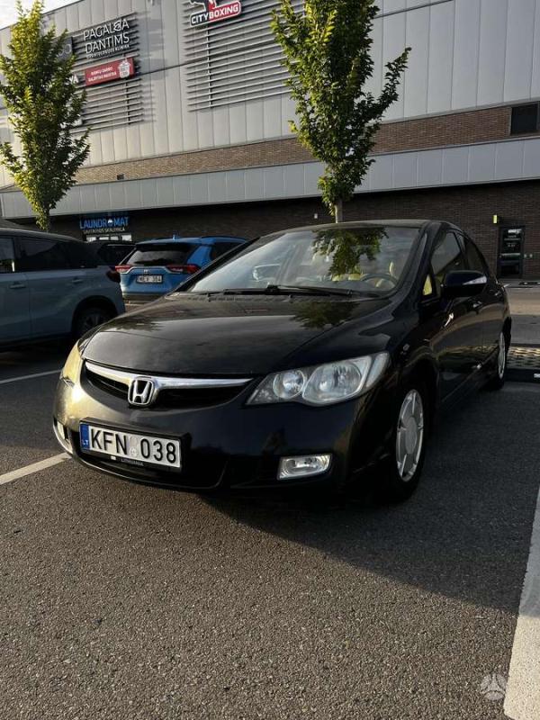 Black Honda Civic 2008 in Vilnius, with an engine capacity of 1.72 L and mileage of 274 thousand km for 1600 €, photo 3 on AUTOMOTO.COM.LV