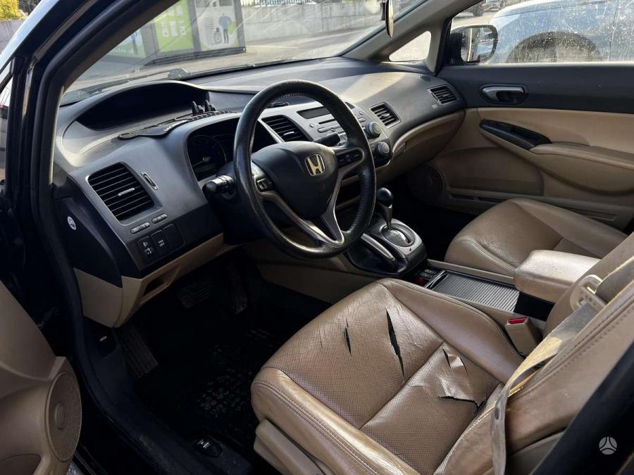 Melns Honda Civic 2008 Viļņa, ar dzinēja tilpumu 1.72 L un nobraukumu 274 tūkst. km par 1600 €, foto 9 vietnē AUTOMOTO.COM.LV