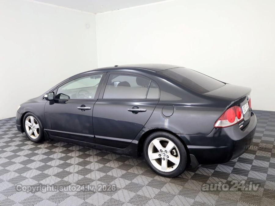 Black Honda Civic 2006 in Tallinn, with an engine capacity of 1.80 L and mileage of 422 thousand km for 699 €, photo 4 on AUTOMOTO.COM.LV