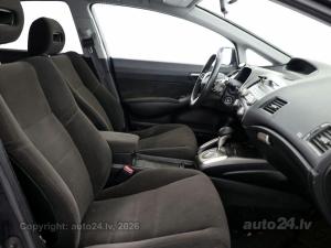 Black Honda Civic 2006 in Tallinn, with an engine capacity of 1.80 L and mileage of 422 thousand km for 699 €, photo 6 on AUTOMOTO.COM.LV
