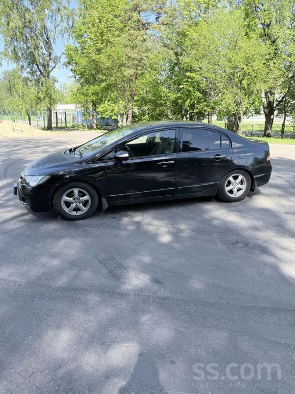 Melns Honda Civic 2006 Rīga, ar dzinēja tilpumu 1.30 L un nobraukumu 112 tūkst. km par 2800 €, foto 2 vietnē AUTOMOTO.COM.LV