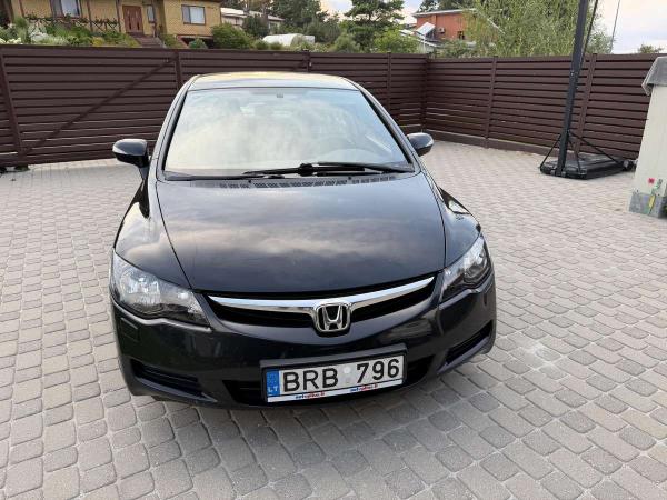 Melns Honda Civic 2006 Vievis, ar dzinēja tilpumu 1.80 L un nobraukumu 280 tūkst. km par 2350 €, foto 3 vietnē AUTOMOTO.COM.LV