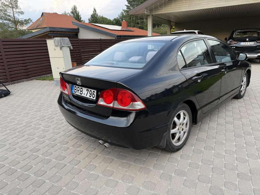 Melns Honda Civic 2006 Vievis, ar dzinēja tilpumu 1.80 L un nobraukumu 280 tūkst. km par 2350 €, foto 5 vietnē AUTOMOTO.COM.LV