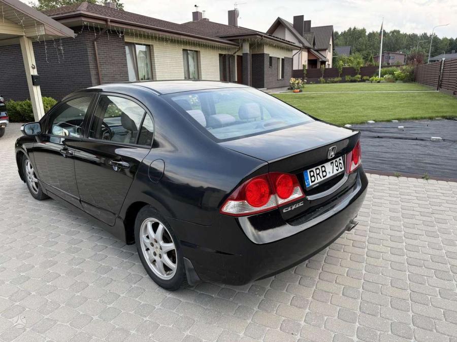 Melns Honda Civic 2006 Vievis, ar dzinēja tilpumu 1.80 L un nobraukumu 280 tūkst. km par 2350 €, foto 6 vietnē AUTOMOTO.COM.LV