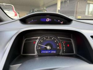 Melns Honda Civic 2006 Vievis, ar dzinēja tilpumu 1.80 L un nobraukumu 280 tūkst. km par 2350 €, foto 8 vietnē AUTOMOTO.COM.LV