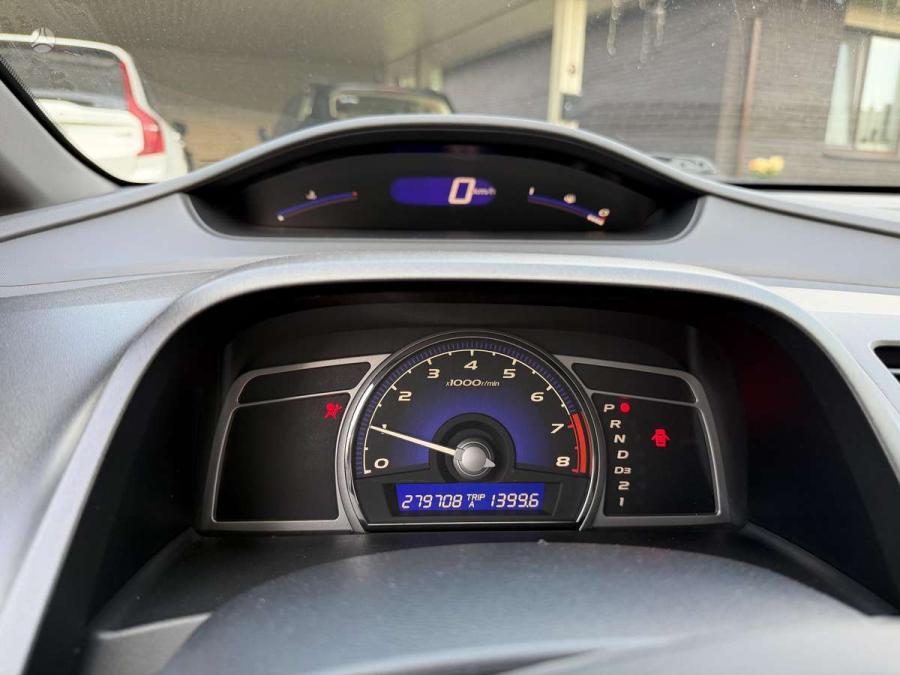 Melns Honda Civic 2006 Vievis, ar dzinēja tilpumu 1.80 L un nobraukumu 280 tūkst. km par 2350 €, foto 8 vietnē AUTOMOTO.COM.LV
