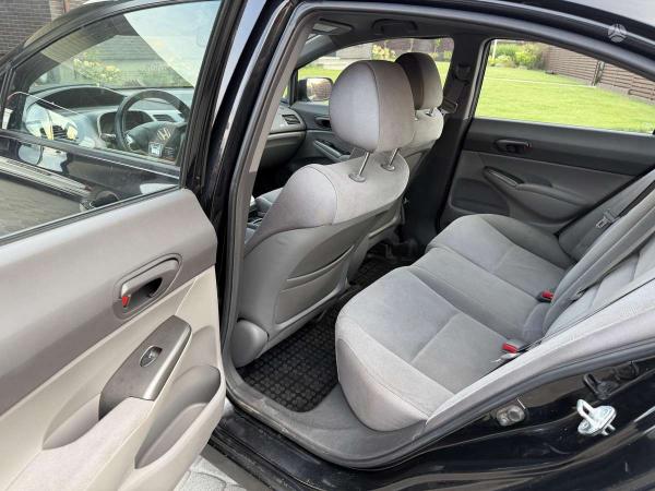 Melns Honda Civic 2006 Vievis, ar dzinēja tilpumu 1.80 L un nobraukumu 280 tūkst. km par 2350 €, foto 8 vietnē AUTOMOTO.COM.LV