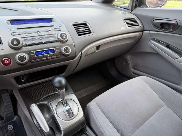 Melns Honda Civic 2006 Vievis, ar dzinēja tilpumu 1.80 L un nobraukumu 280 tūkst. km par 2350 €, foto 10 vietnē AUTOMOTO.COM.LV
