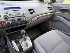 Melns Honda Civic 2006 Vievis, ar dzinēja tilpumu 1.80 L un nobraukumu 280 tūkst. km par 2350 €, foto 11 vietnē AUTOMOTO.COM.LV
