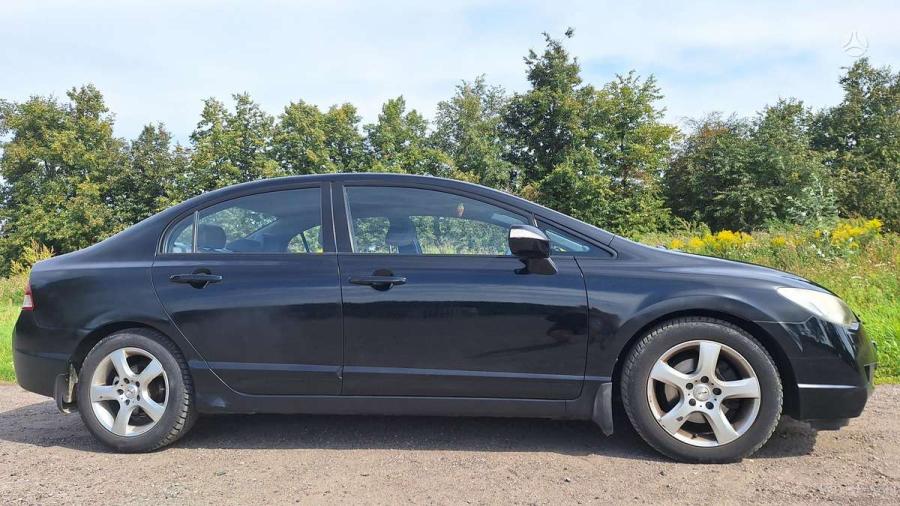 Black Honda Civic 2006 in Vilnius, with an engine capacity of 1.80 L and mileage of 140 thousand km for 2900 €, photo 1 on AUTOMOTO.COM.LV