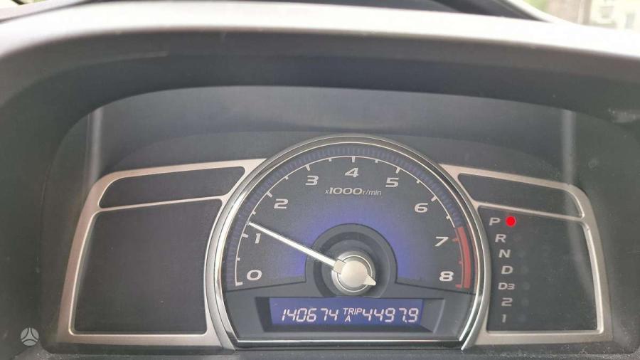 Black Honda Civic 2006 in Vilnius, with an engine capacity of 1.80 L and mileage of 140 thousand km for 2900 €, photo 3 on AUTOMOTO.COM.LV