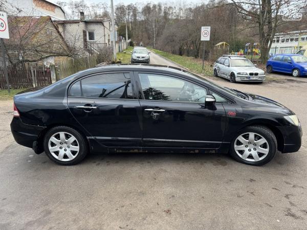 Black Honda Civic 2007 in Kaunas, with an engine capacity of 1.80 L and mileage of 256 thousand km for 750 €, photo 5 on AUTOMOTO.COM.LV