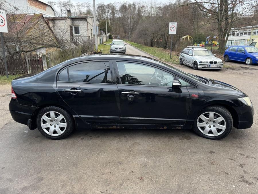 Black Honda Civic 2007 in Kaunas, with an engine capacity of 1.80 L and mileage of 256 thousand km for 750 €, photo 5 on AUTOMOTO.COM.LV