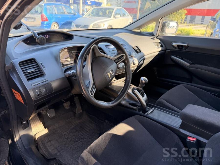 Black Honda Civic 2007 in Riga, with an engine capacity of 1.80 L and mileage of 270 thousand km for 650 €, photo 5 on AUTOMOTO.COM.LV