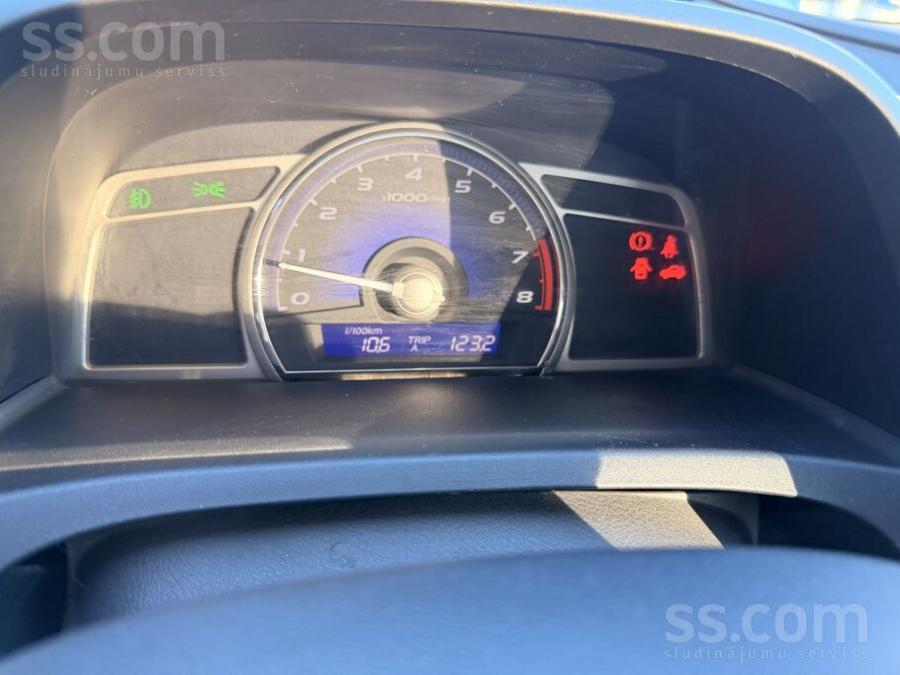 Black Honda Civic 2007 in Riga, with an engine capacity of 1.80 L and mileage of 280 thousand km for 600 €, photo 6 on AUTOMOTO.COM.LV