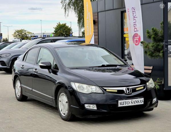Black Honda Civic 2007 in Taurage, with an engine capacity of 1.30 L and mileage of 390 thousand km for 2600 €, photo 1 on AUTOMOTO.COM.LV
