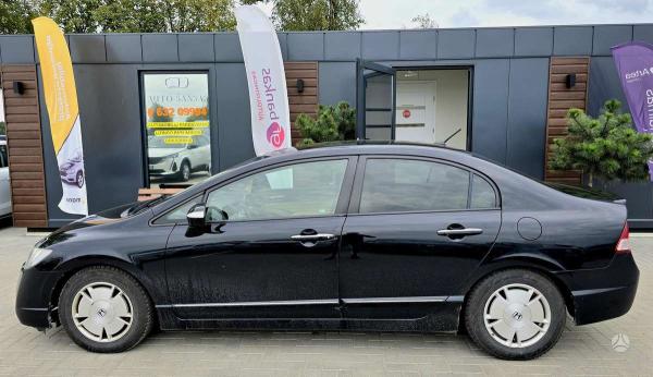 Black Honda Civic 2007 in Taurage, with an engine capacity of 1.30 L and mileage of 390 thousand km for 2600 €, photo 4 on AUTOMOTO.COM.LV