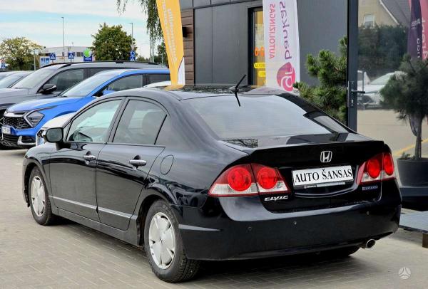 Black Honda Civic 2007 in Taurage, with an engine capacity of 1.30 L and mileage of 390 thousand km for 2600 €, photo 6 on AUTOMOTO.COM.LV