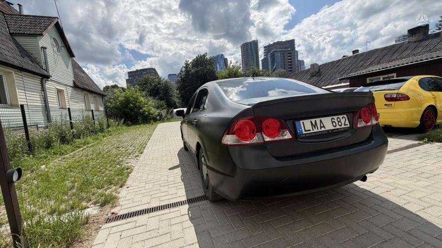 Black Honda Civic 2007 in Vilnius, with an engine capacity of 1.34 L and mileage of 251 thousand km for 1500 €, photo 5 on AUTOMOTO.COM.LV