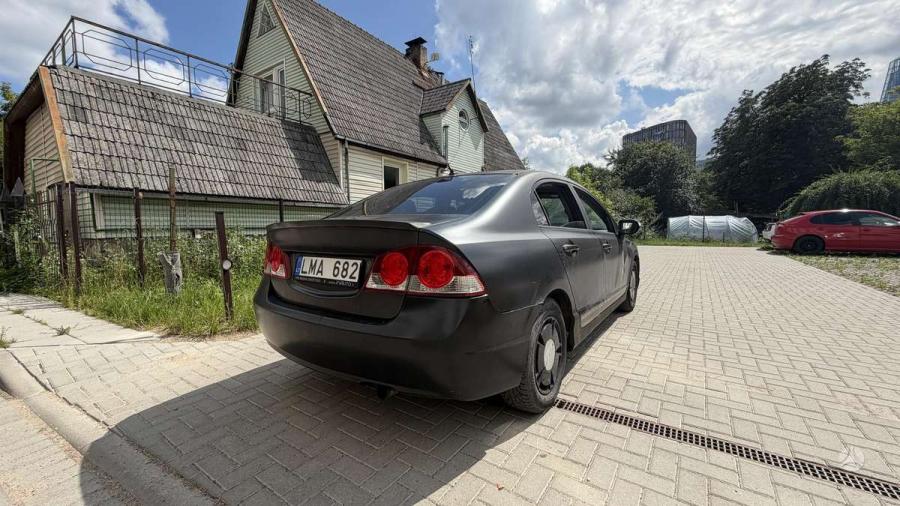 Black Honda Civic 2007 in Vilnius, with an engine capacity of 1.34 L and mileage of 251 thousand km for 1500 €, photo 6 on AUTOMOTO.COM.LV