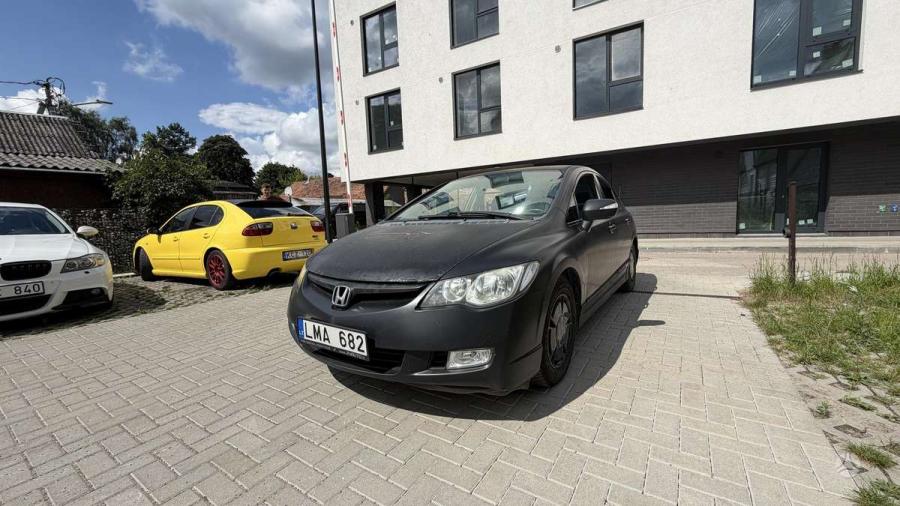 Black Honda Civic 2007 in Vilnius, with an engine capacity of 1.34 L and mileage of 251 thousand km for 1500 €, photo 7 on AUTOMOTO.COM.LV