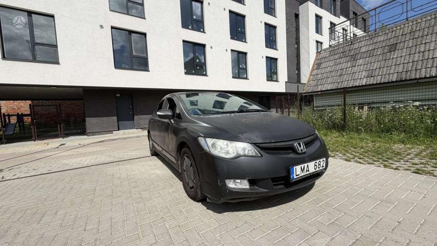 Black Honda Civic 2007 in Vilnius, with an engine capacity of 1.34 L and mileage of 251 thousand km for 1500 €, photo 8 on AUTOMOTO.COM.LV