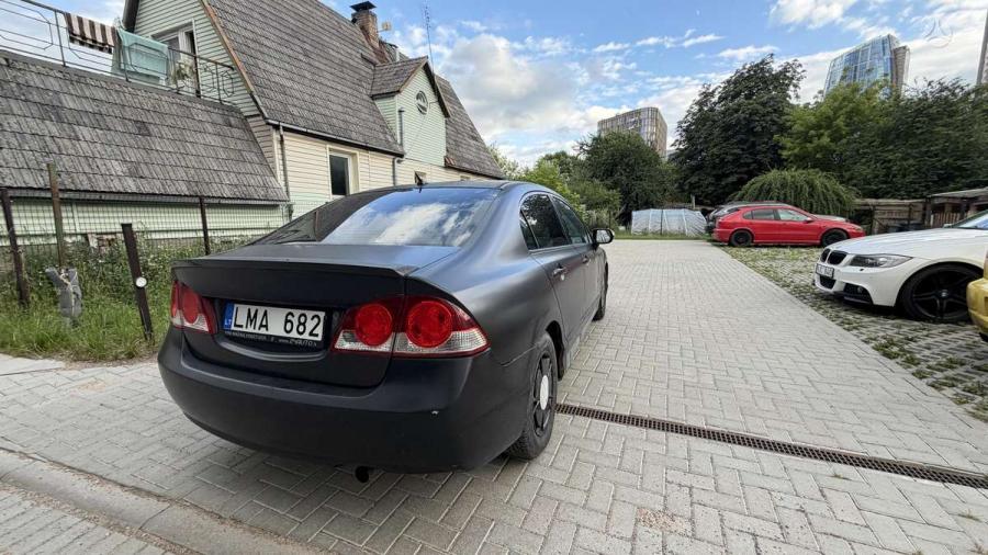 Black Honda Civic 2007 in Vilnius, with an engine capacity of 1.34 L and mileage of 251 thousand km for 1500 €, photo 13 on AUTOMOTO.COM.LV
