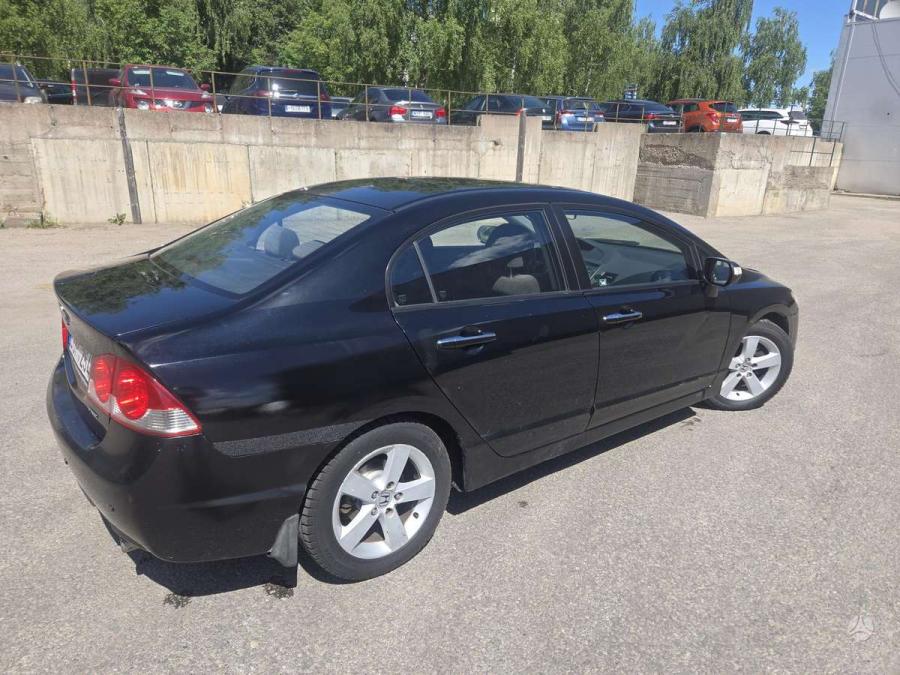 Melns Honda Civic 2007 Viļņa, ar dzinēja tilpumu 1.80 L un nobraukumu 210 tūkst. km par 2100 €, foto 4 vietnē AUTOMOTO.COM.LV