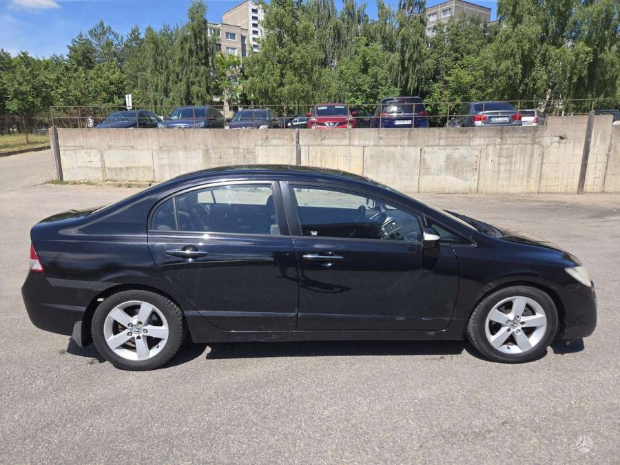 Melns Honda Civic 2007 Viļņa, ar dzinēja tilpumu 1.80 L un nobraukumu 210 tūkst. km par 2100 €, foto 5 vietnē AUTOMOTO.COM.LV