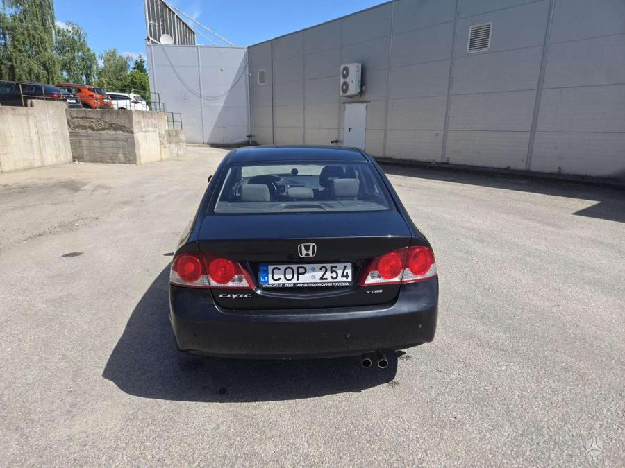 Melns Honda Civic 2007 Viļņa, ar dzinēja tilpumu 1.80 L un nobraukumu 210 tūkst. km par 2100 €, foto 6 vietnē AUTOMOTO.COM.LV