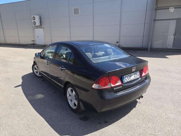 Melns Honda Civic 2007 Viļņa, ar dzinēja tilpumu 1.80 L un nobraukumu 210 tūkst. km par 2100 €, foto 7 vietnē AUTOMOTO.COM.LV