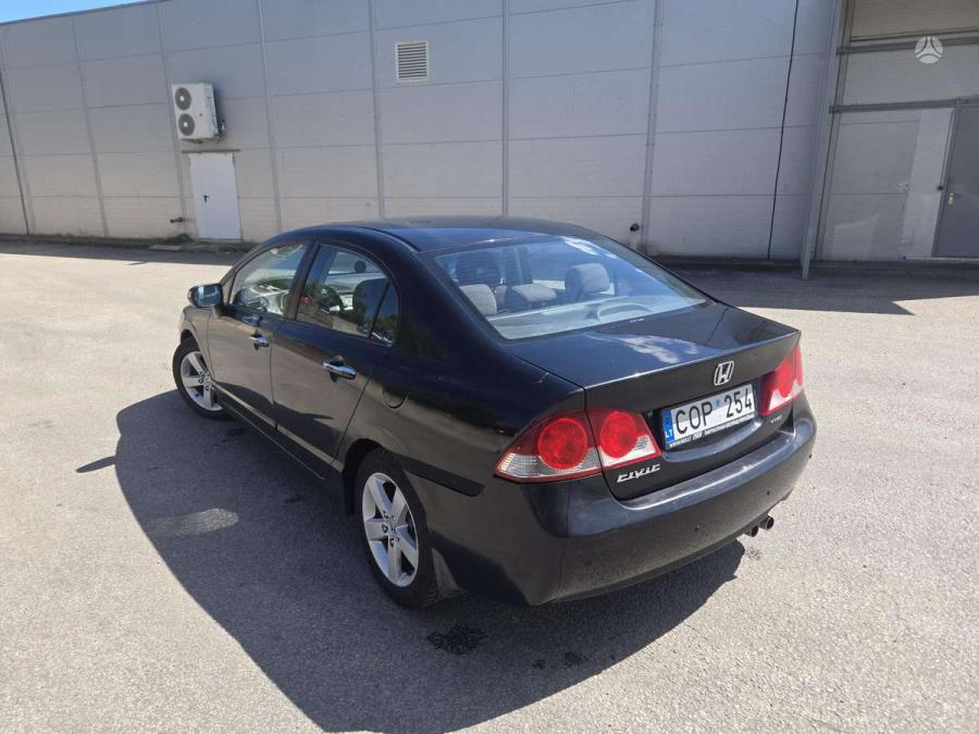 Melns Honda Civic 2007 Viļņa, ar dzinēja tilpumu 1.80 L un nobraukumu 210 tūkst. km par 2100 €, foto 7 vietnē AUTOMOTO.COM.LV