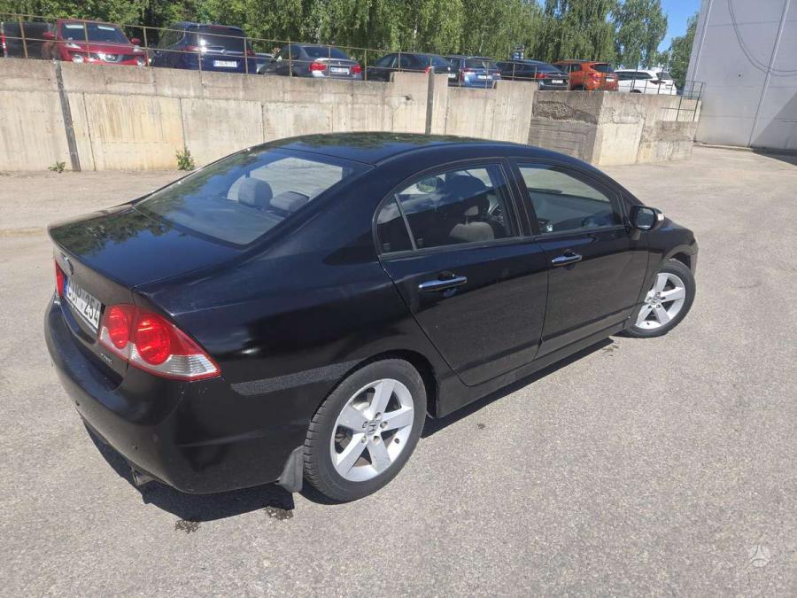 Melns Honda Civic 2007 Viļņa, ar dzinēja tilpumu 1.80 L un nobraukumu 210 tūkst. km par 2100 €, foto 9 vietnē AUTOMOTO.COM.LV