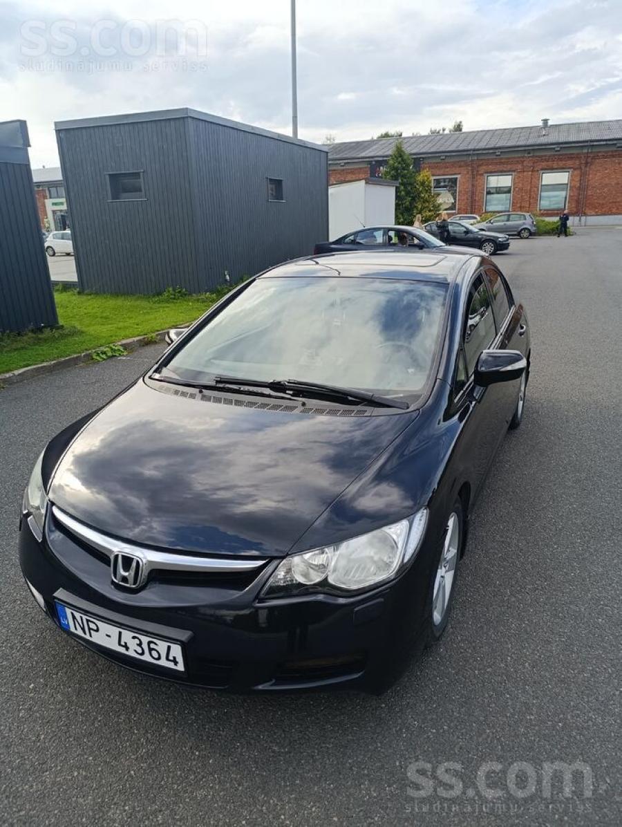 Black Honda Civic 2007 in Riga, with an engine capacity of 1.80 L and mileage of 305 thousand km for 2600 €, photo 1 on AUTOMOTO.COM.LV
