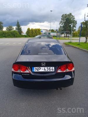 Black Honda Civic 2007 in Riga, with an engine capacity of 1.80 L and mileage of 305 thousand km for 2600 €, photo 3 on AUTOMOTO.COM.LV