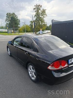 Black Honda Civic 2007 in Riga, with an engine capacity of 1.80 L and mileage of 305 thousand km for 2600 €, photo 4 on AUTOMOTO.COM.LV