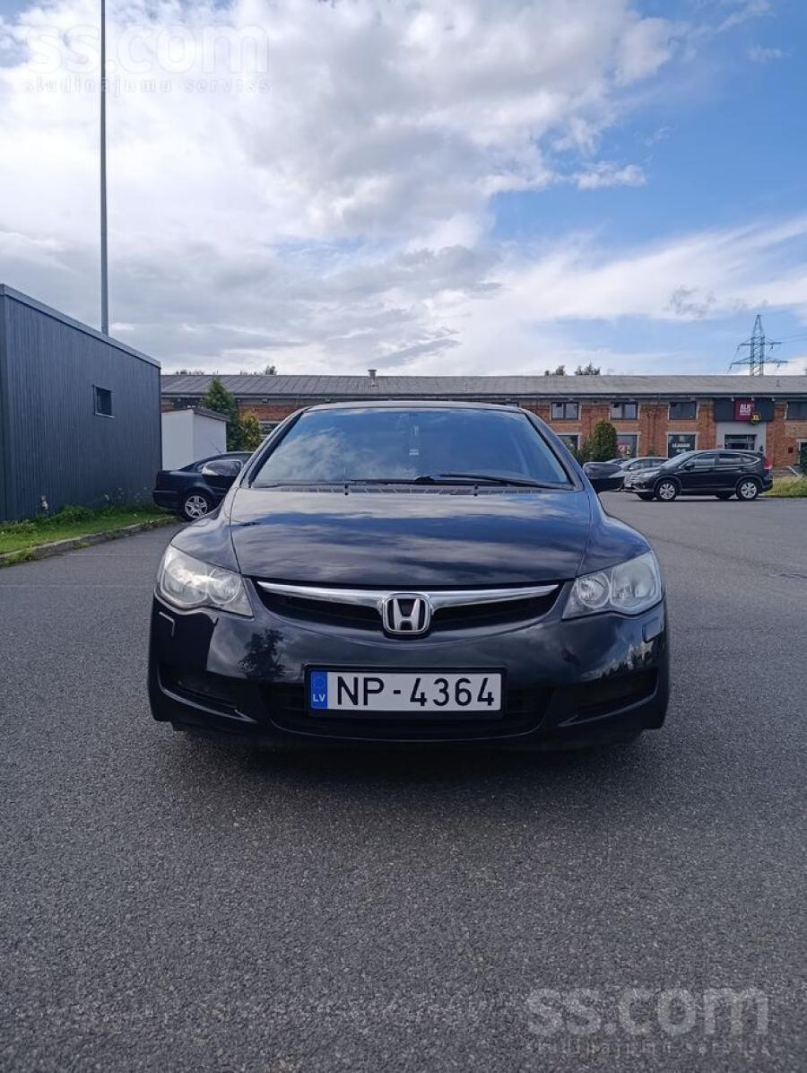 Black Honda Civic 2007 in Riga, with an engine capacity of 1.80 L and mileage of 305 thousand km for 2600 €, photo 5 on AUTOMOTO.COM.LV