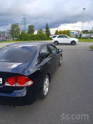 Black Honda Civic 2007 in Riga, with an engine capacity of 1.80 L and mileage of 305 thousand km for 2600 €, photo 6 on AUTOMOTO.COM.LV
