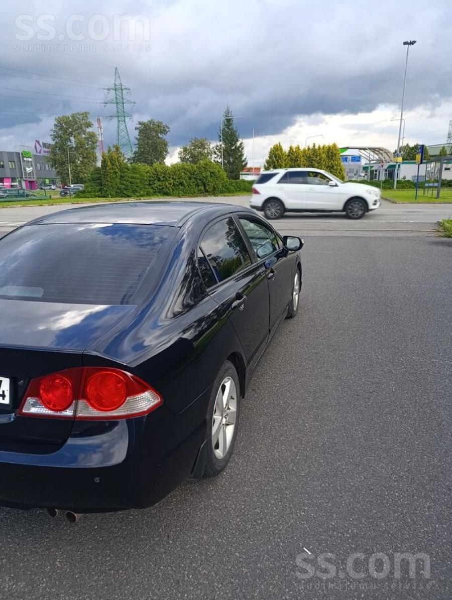 Black Honda Civic 2007 in Riga, with an engine capacity of 1.80 L and mileage of 305 thousand km for 2600 €, photo 6 on AUTOMOTO.COM.LV