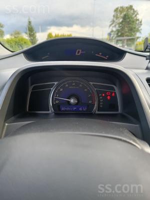 Black Honda Civic 2007 in Riga, with an engine capacity of 1.80 L and mileage of 305 thousand km for 2600 €, photo 11 on AUTOMOTO.COM.LV
