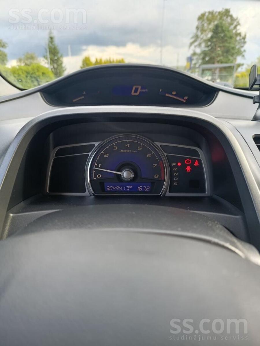 Black Honda Civic 2007 in Riga, with an engine capacity of 1.80 L and mileage of 305 thousand km for 2600 €, photo 11 on AUTOMOTO.COM.LV