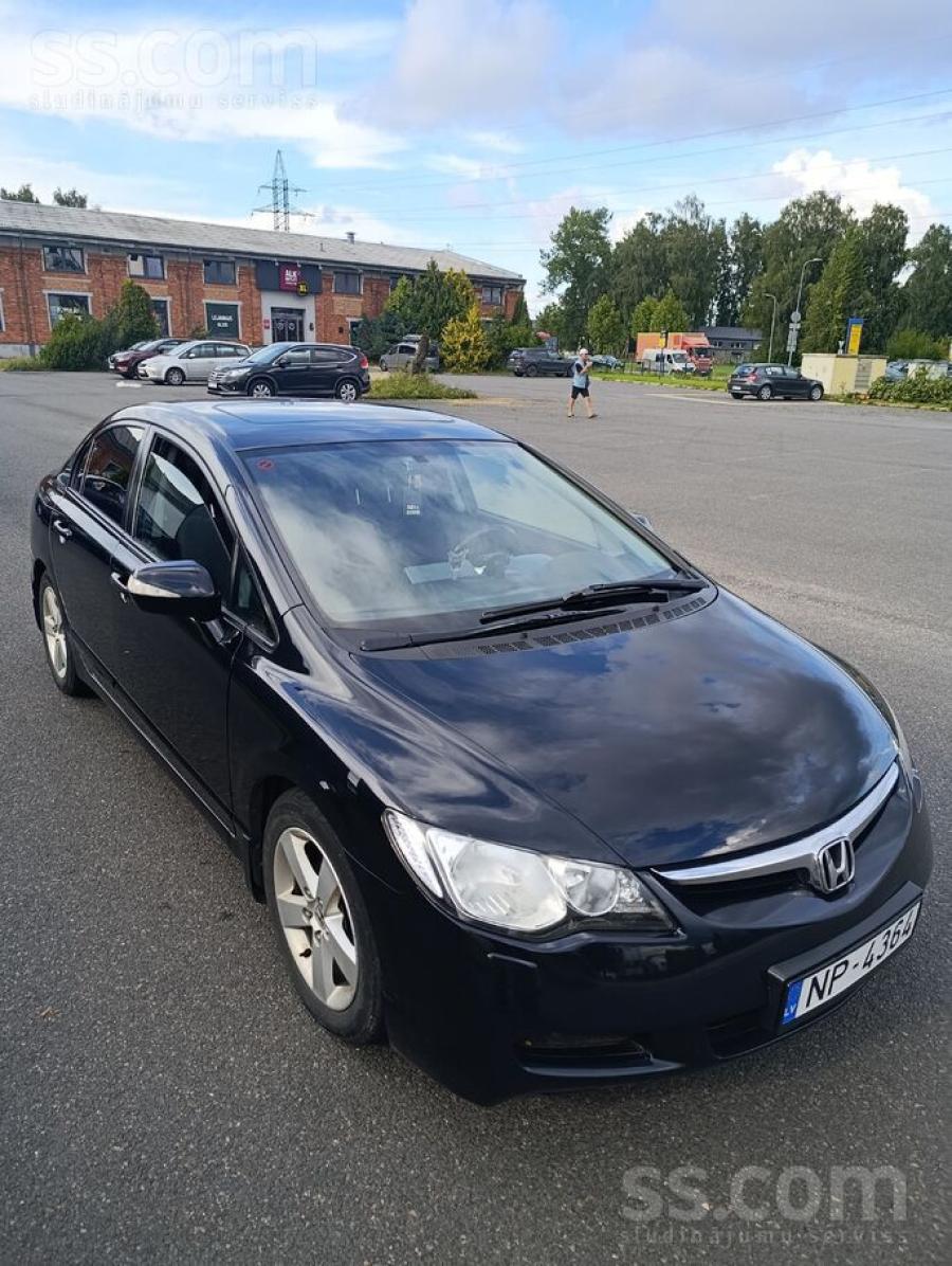 Black Honda Civic 2007 in Riga, with an engine capacity of 1.80 L and mileage of 305 thousand km for 2600 €, photo 13 on AUTOMOTO.COM.LV