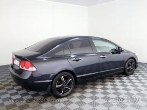 Black Honda Civic 2007 in Tallinn, with an engine capacity of 1.80 L and mileage of 369 thousand km for 1199 €, photo 4 on AUTOMOTO.COM.LV