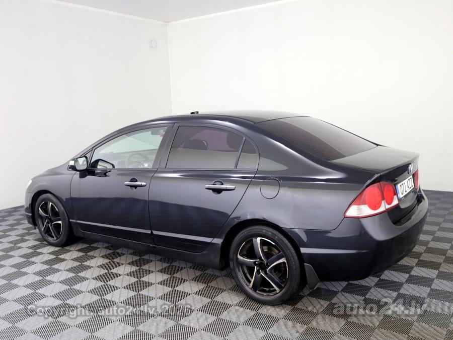 Black Honda Civic 2007 in Tallinn, with an engine capacity of 1.80 L and mileage of 369 thousand km for 1199 €, photo 5 on AUTOMOTO.COM.LV